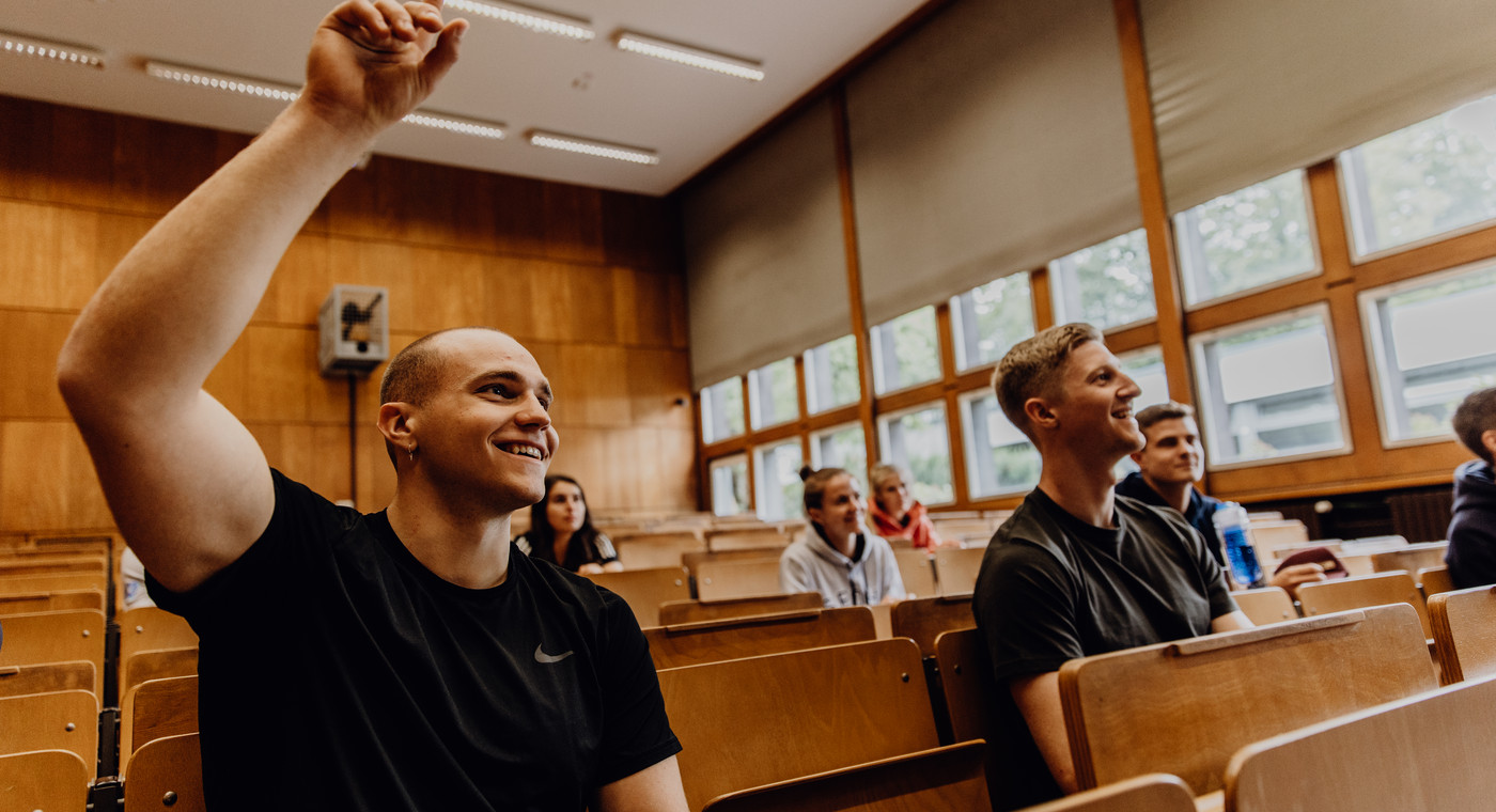 Studierende im Gespräch mit Gastreferentin Verena Nuy - Deutsche ...